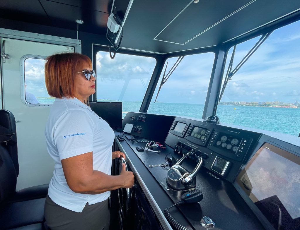 Oportunidades de Empleo - Puerto Rico Ferry anclado por Hornblower