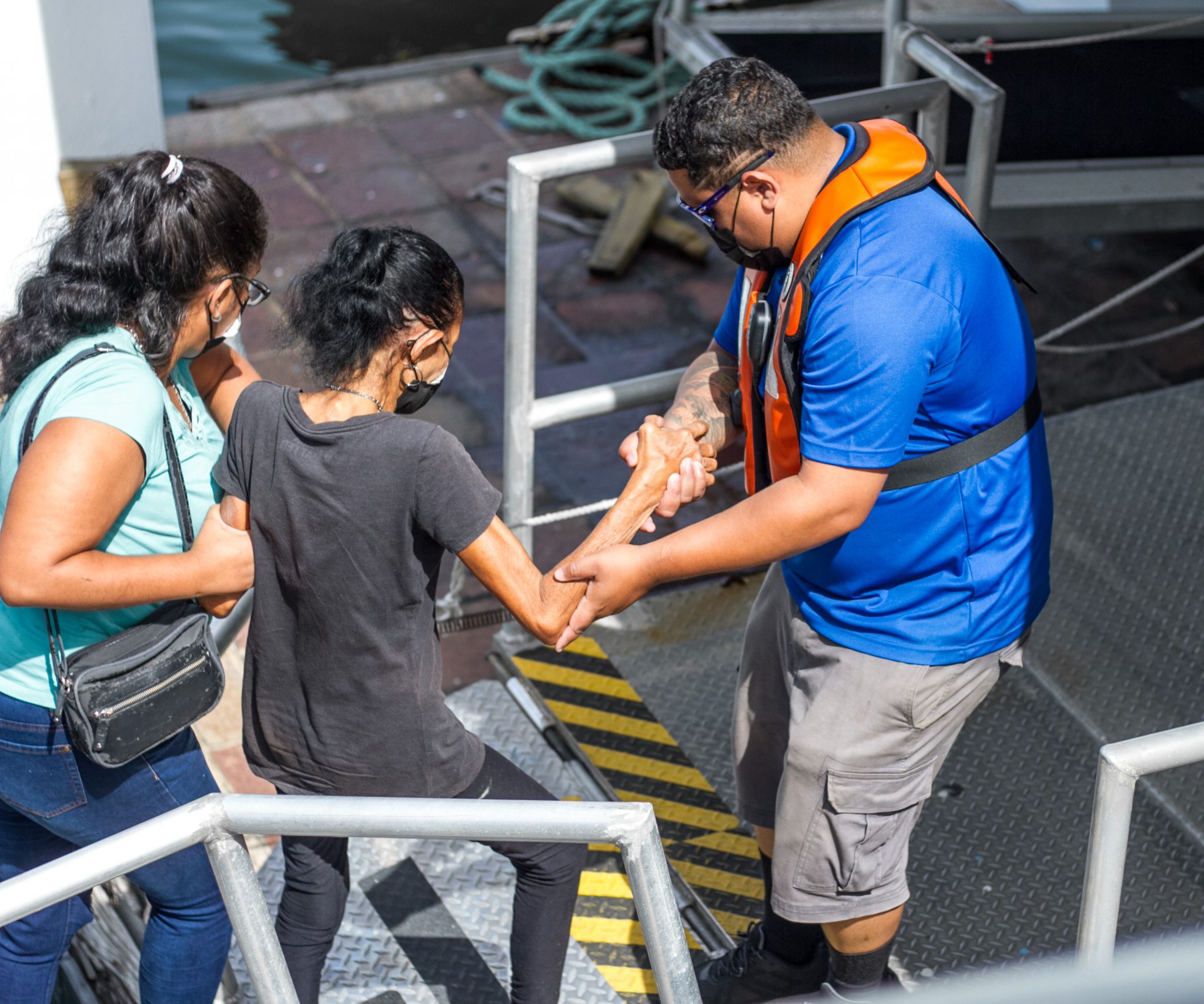 Oportunidades de Empleo - Puerto Rico Ferry anclado por Hornblower